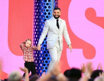 Drake with the sweet son received the Artist of the...