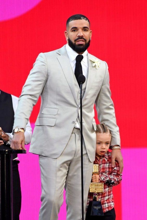 Drake with the sweet son received the Artist of the Decade award, the ...