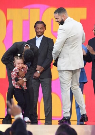 Drake with the sweet son received the Artist of the...
