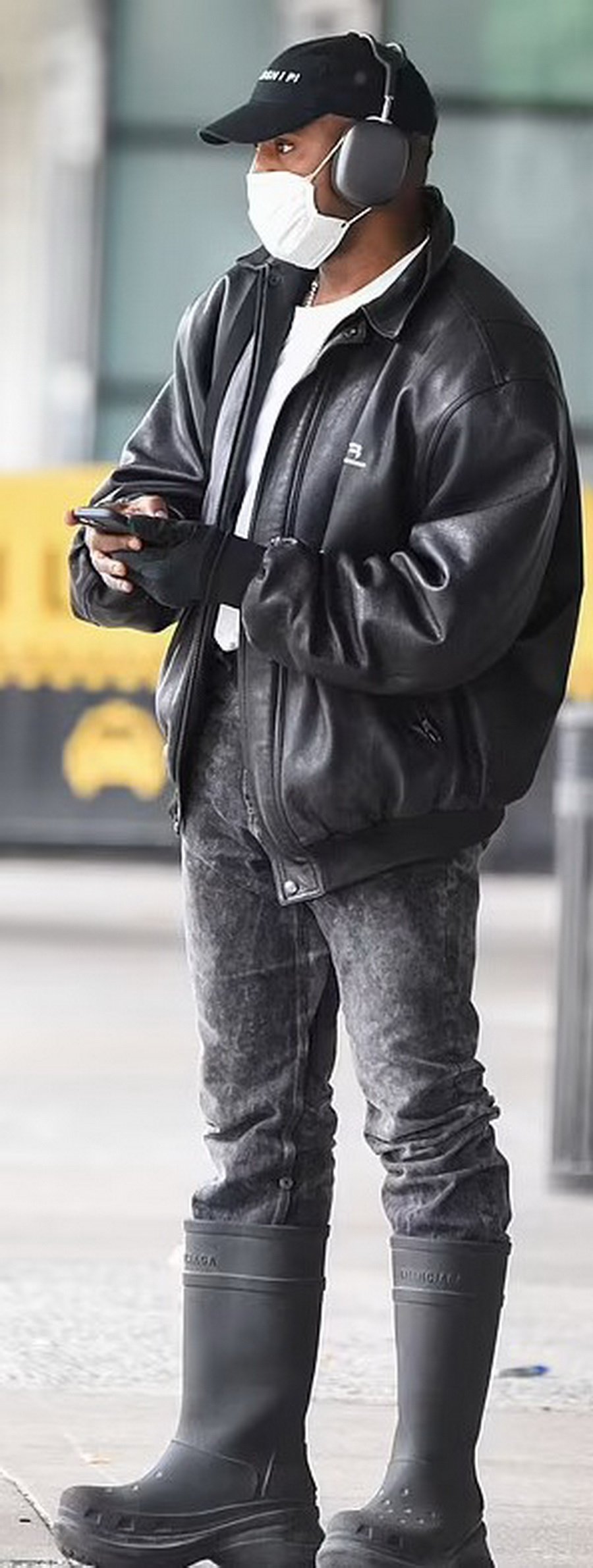Fans worried about Kanye West's mental health - He walks with bizarre ...