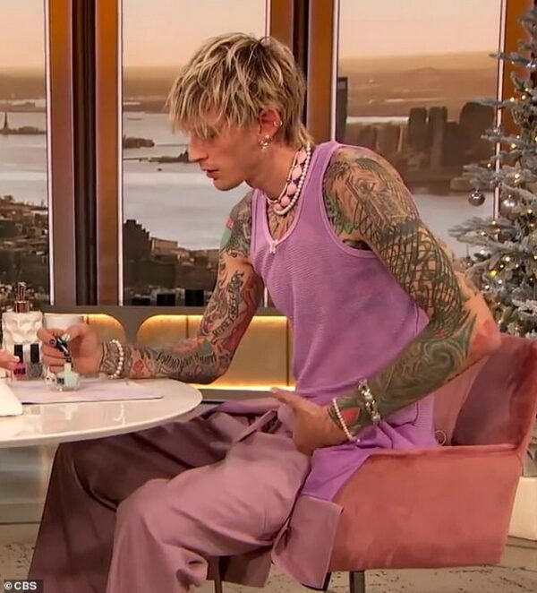 Machine Gun Kelly posted a bizarre photo and revealed: "I'm struggling ...