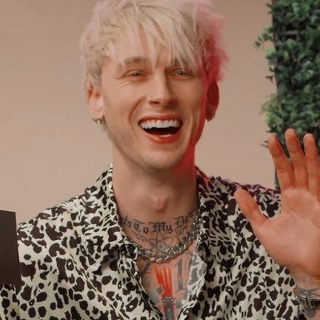 Machine Gun Kelly posted a bizarre photo and revealed: "I'm struggling ...